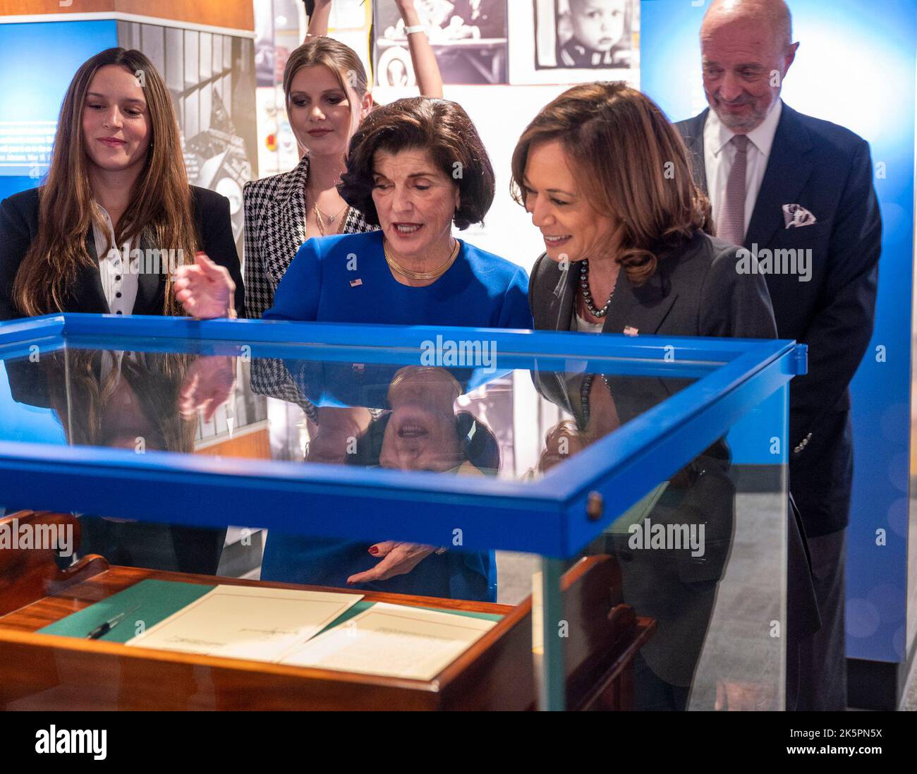 Austin, TX, USA. 8th Oct, 2022. U.S. Vice President KAMALA HARRIS, r ...
