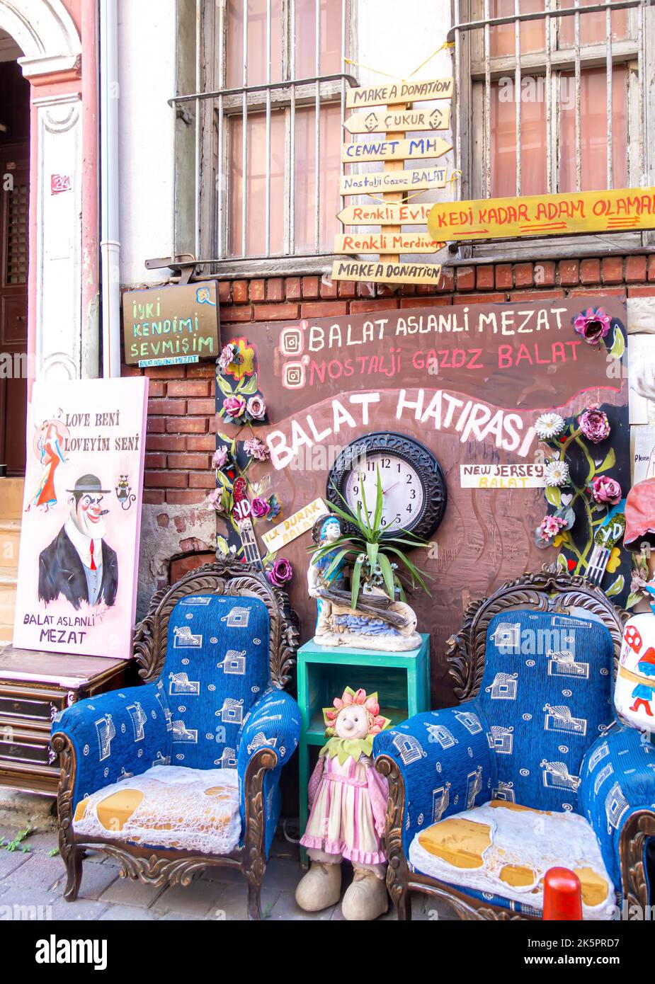 Balat hatirasi vintage shop corner in the street of Balat / Fener ...