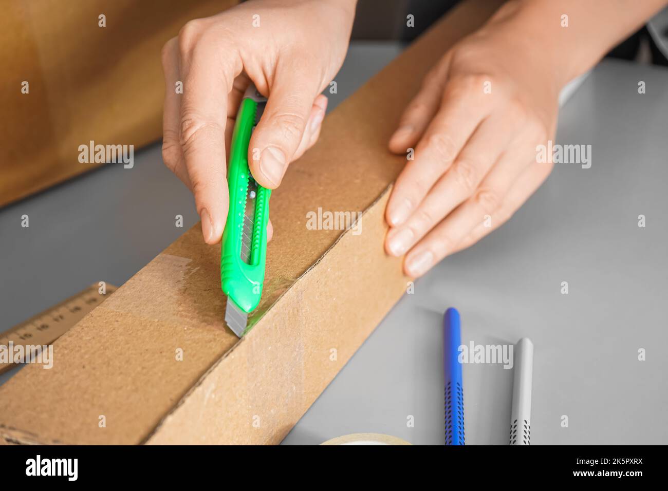 Opening box boxcutter hi-res stock photography and images - Alamy
