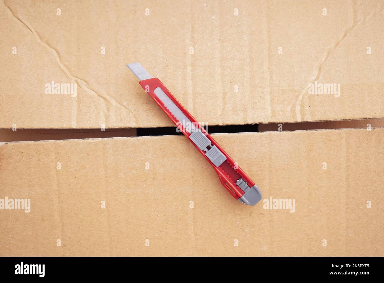 Unpacking cardboard box knife hi-res stock photography and images - Alamy