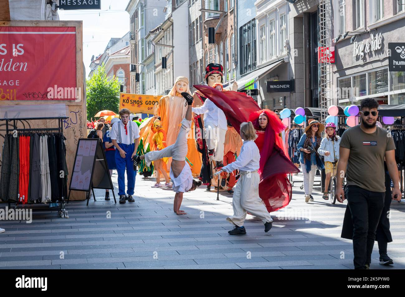 Kosmos Good Life Parade - People in costumes, clowns, massive dolls ...