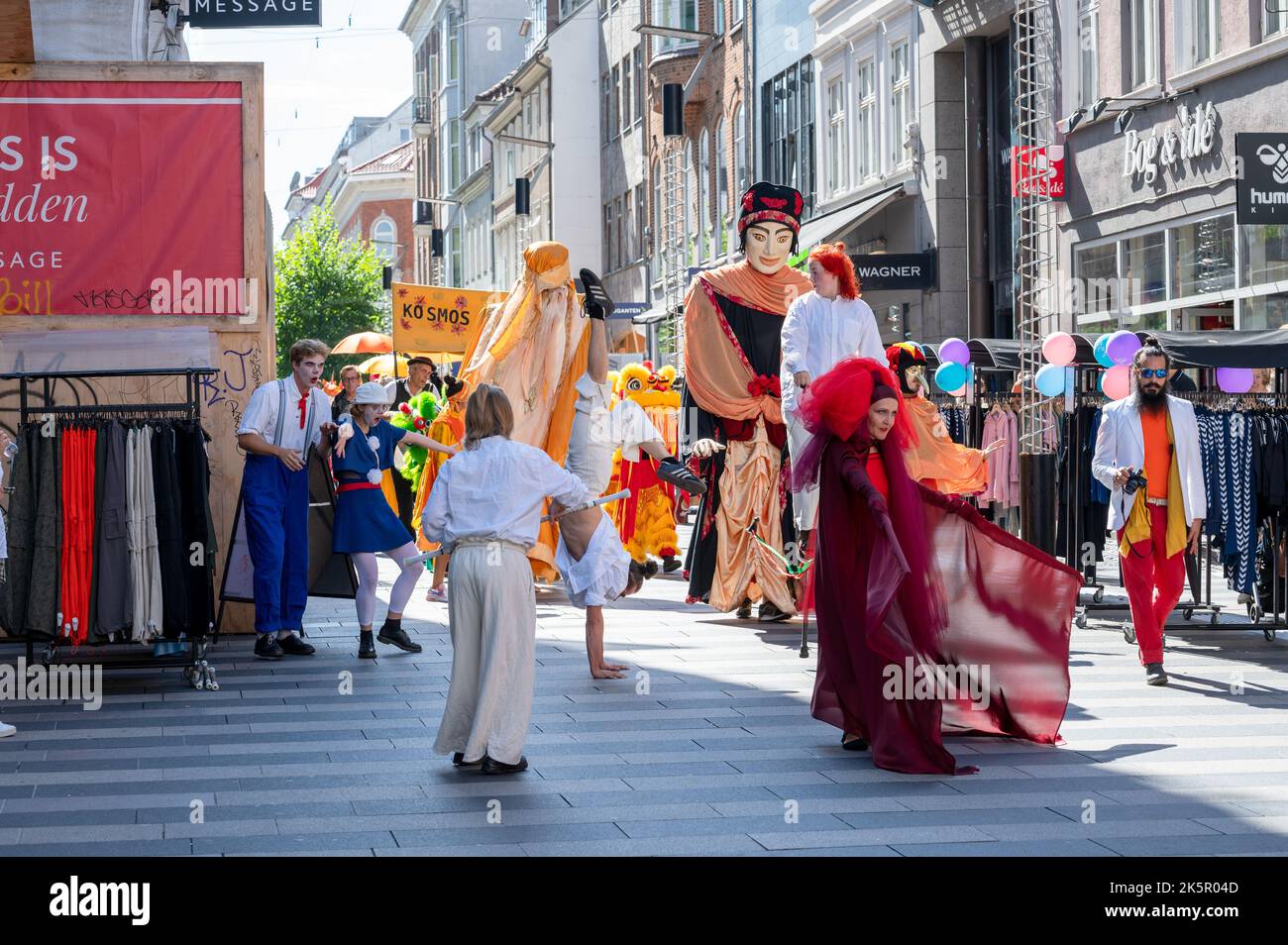 Kosmos Good Life Parade - People in costumes, clowns, massive dolls ...