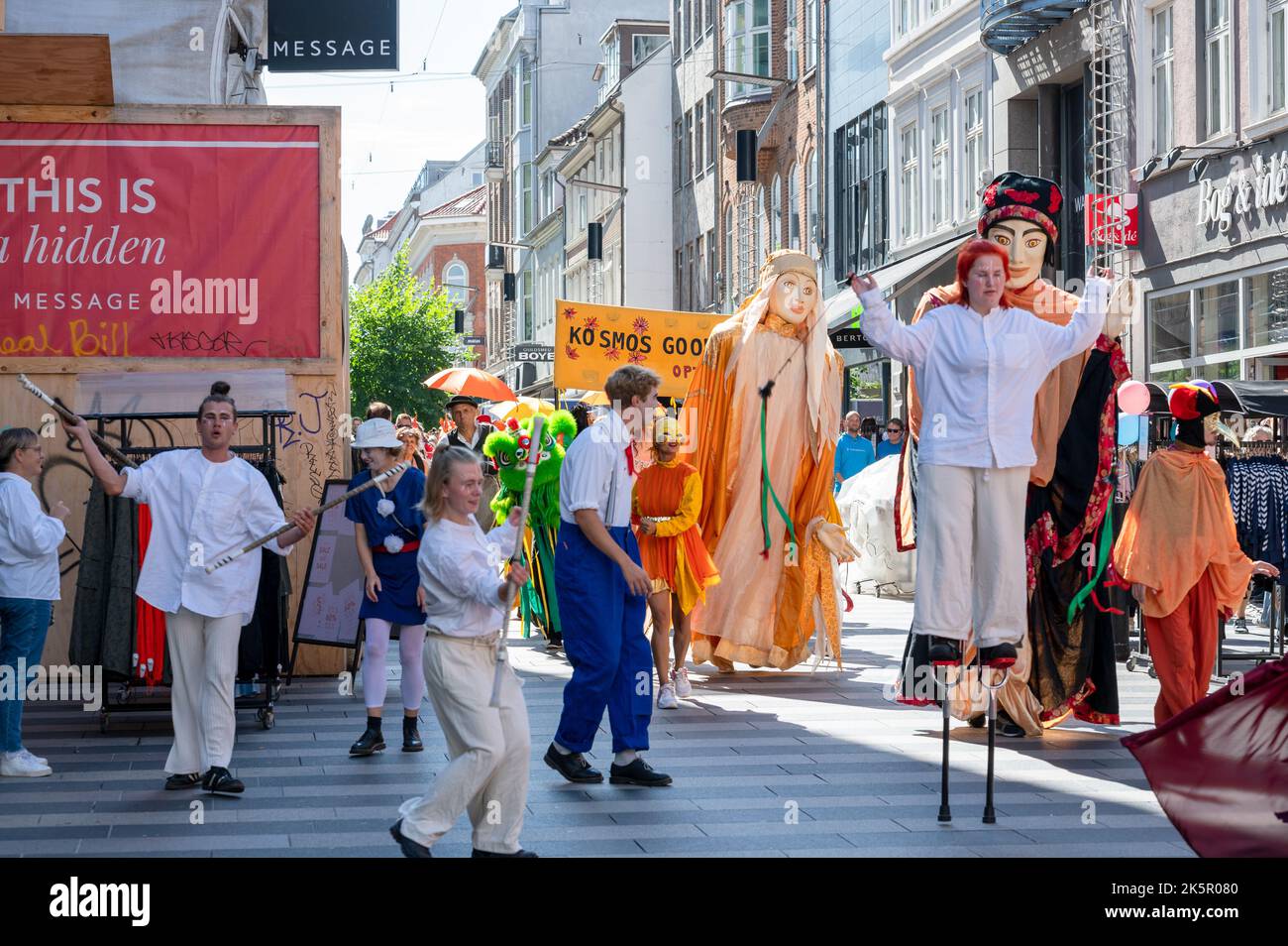 Kosmos Good Life Parade - People in costumes, clowns, massive dolls ...