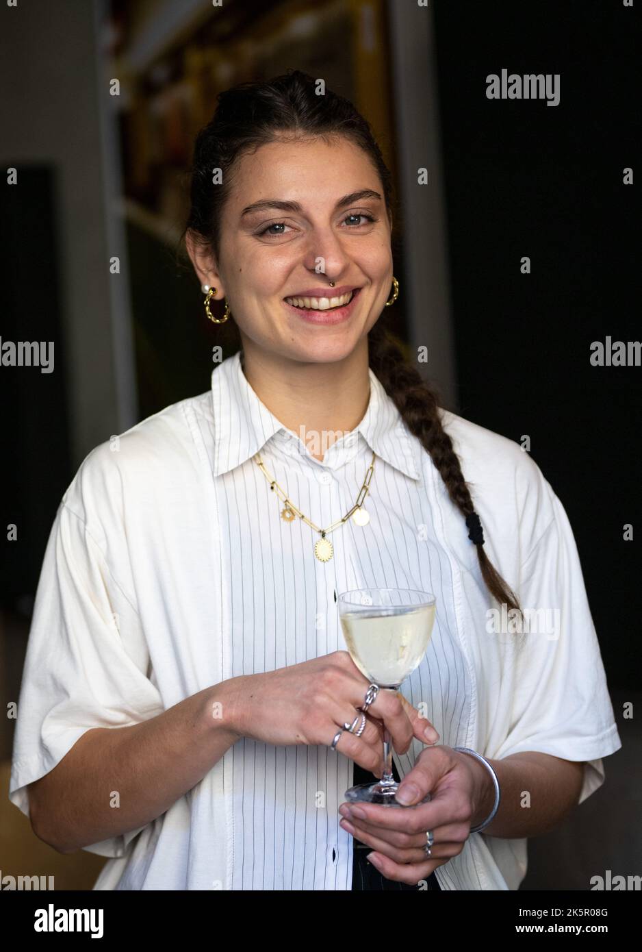 Berlin, Germany. 07th Oct, 2022. The bartender stands with a glass in ...