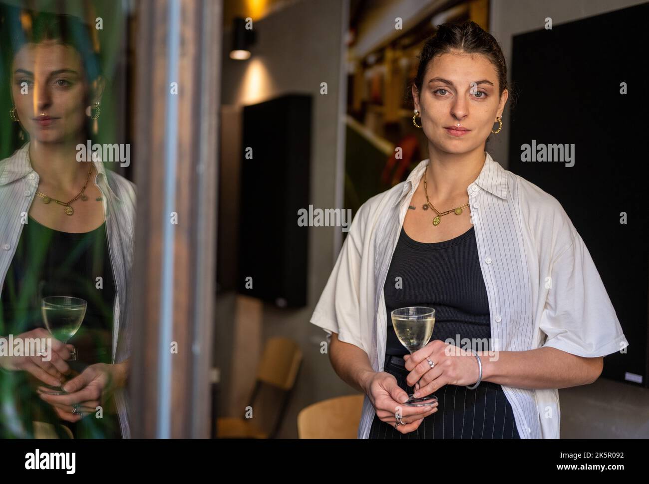 Berlin, Germany. 07th Oct, 2022. Bartender Rose-Manon Baux stands with ...