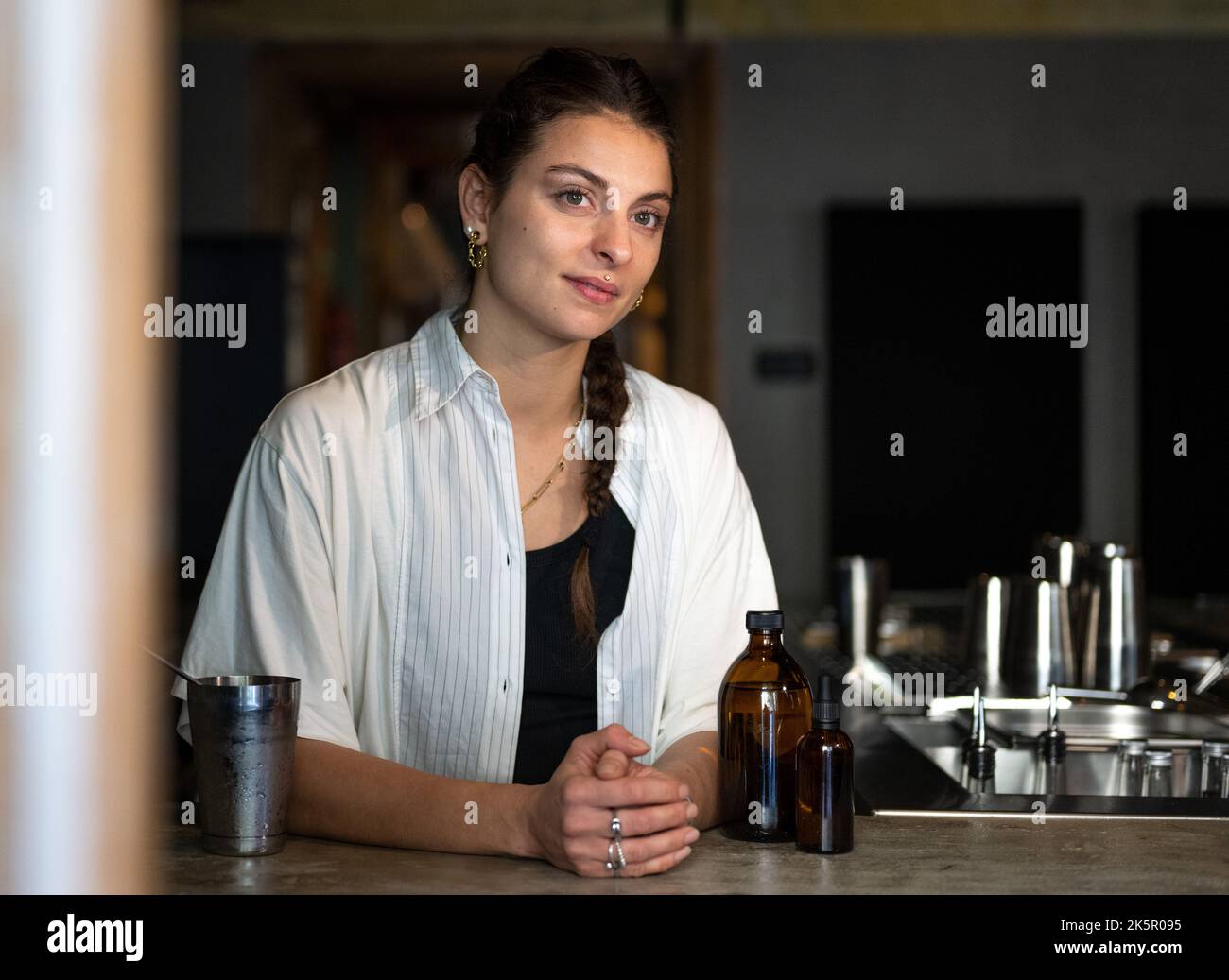 Berlin, Germany. 07th Oct, 2022. The bartender stands behind the ...