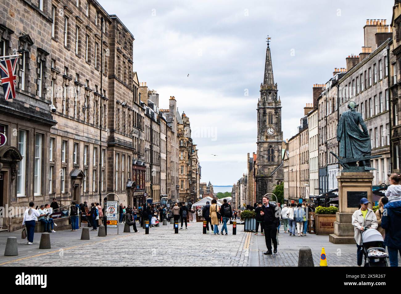 View down the Royal Mile (High St) in Edinburgh Stock Photo - Alamy