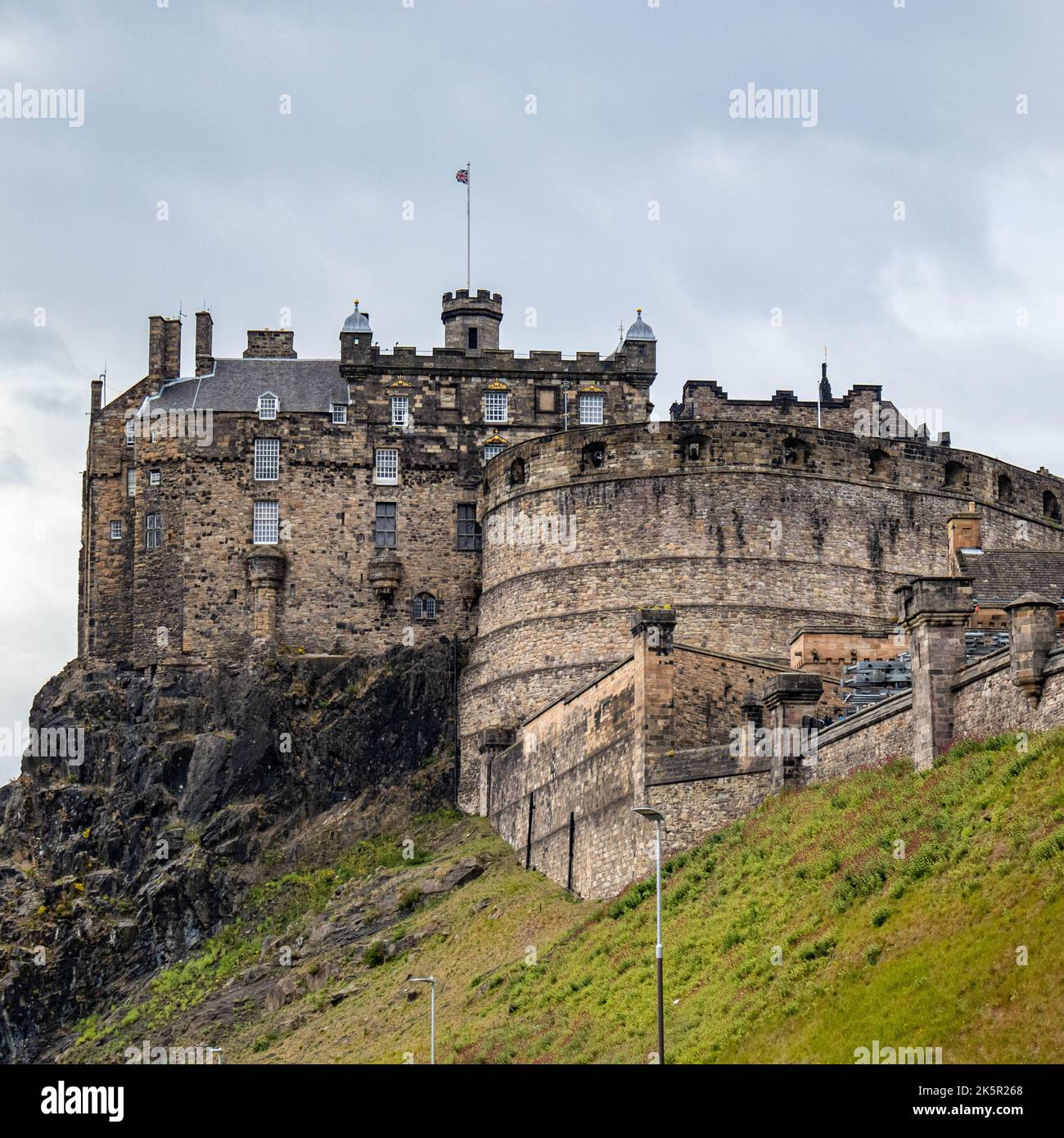 Long shot photo of Edinburgh Castle Stock Photo - Alamy
