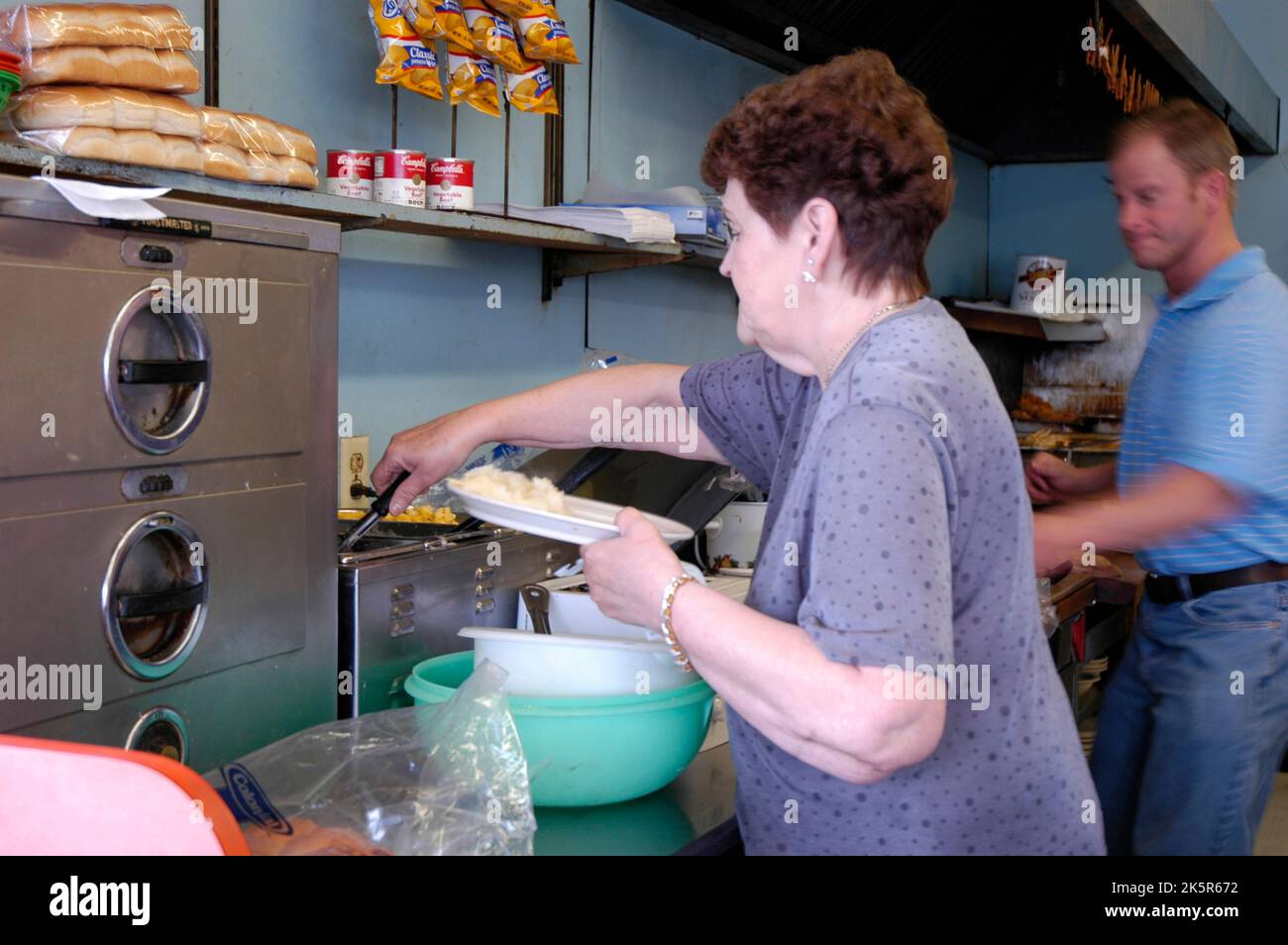 Short order cook hi-res stock photography and images - Alamy