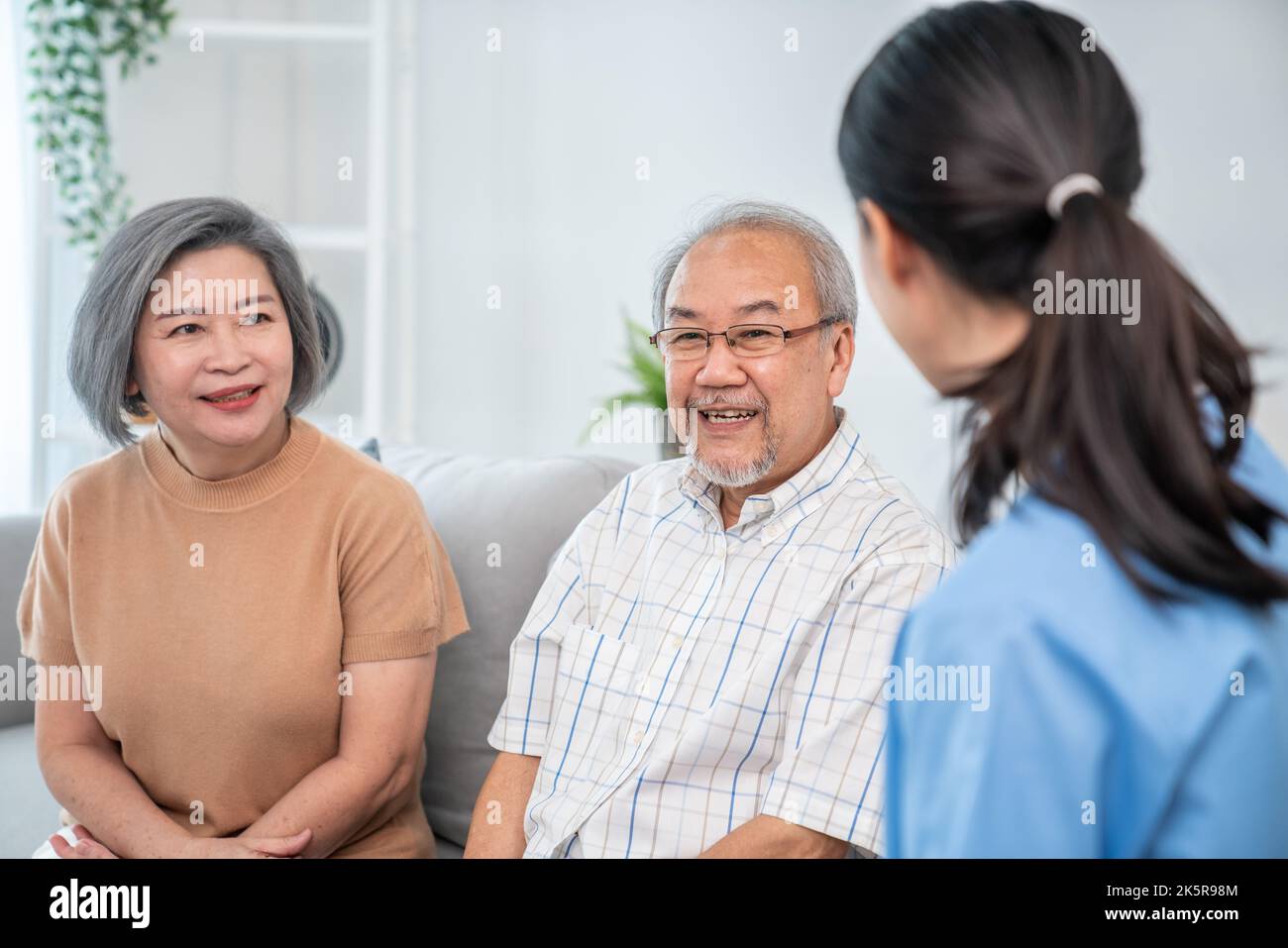 Volunteer visiting a family at home hi-res stock photography and images ...