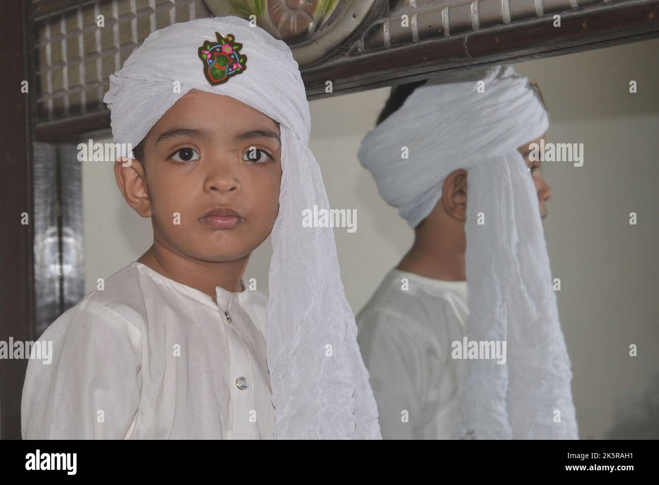 Lahore, Punjab, Pakistan. 9th Oct, 2022. Pakistani faithful devotees ...