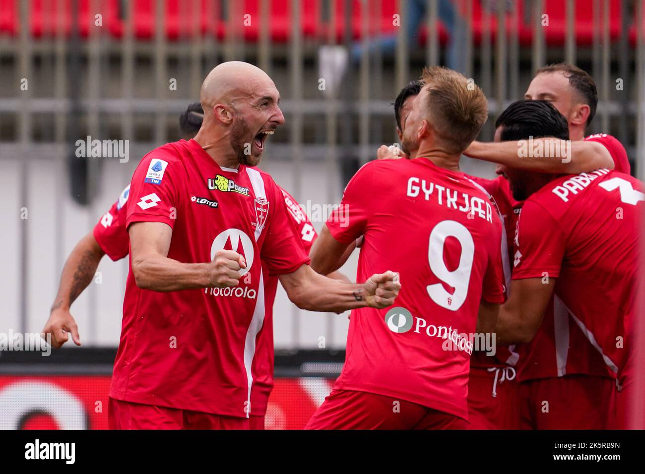 Monza, Italy. 09th Oct, 2022. The team (AC Monza) celebrates the goal ...