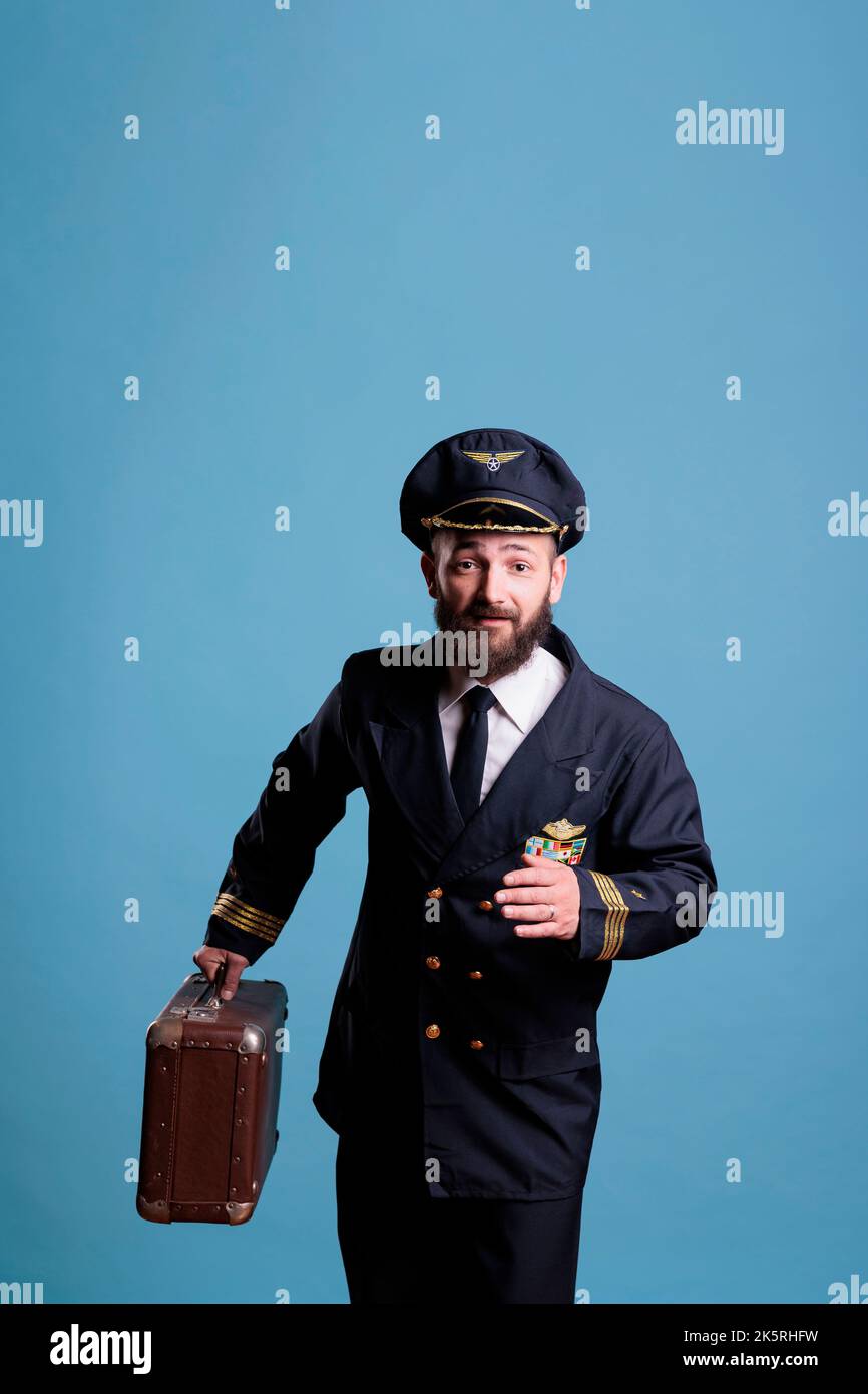 Airline pilot walking to aircraft hi-res stock photography and images ...
