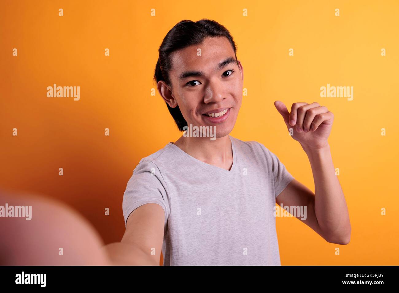 Man standing talking front view hi-res stock photography and images - Alamy