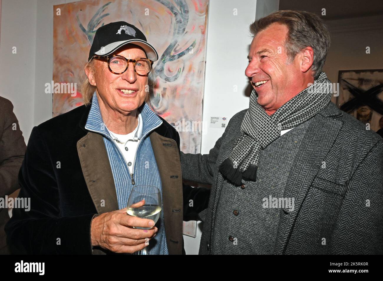 Munich, Germany. 09th Oct, 2022. Comedian Otto Waalkes (l) and singer Patrick Lindner smile at ...