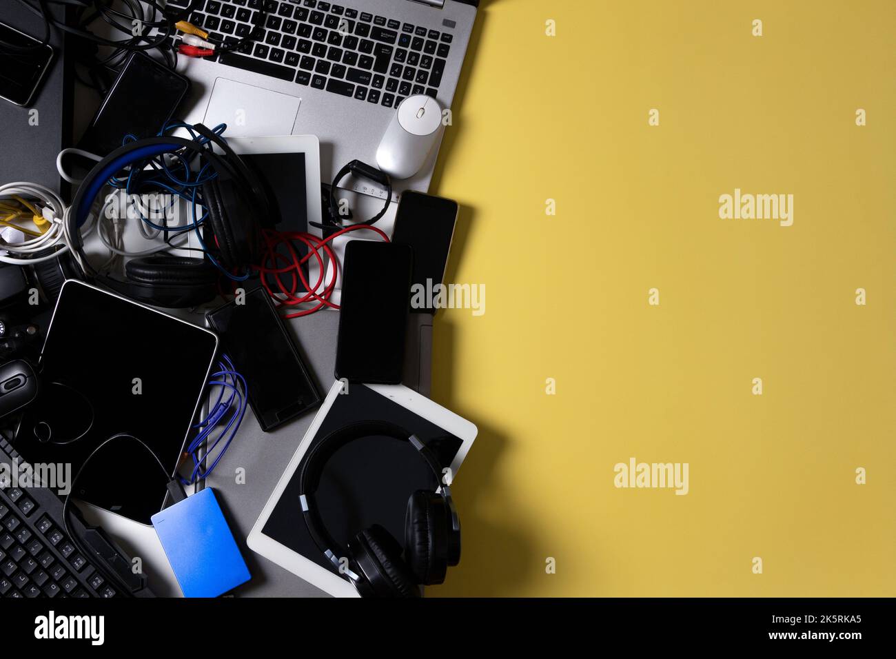 Electronic gadgets pile hi-res stock photography and images - Alamy