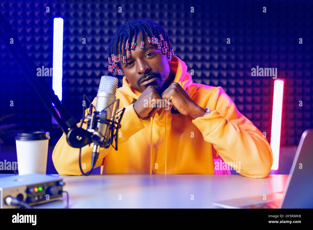 African journalist interview hi-res stock photography and images - Alamy