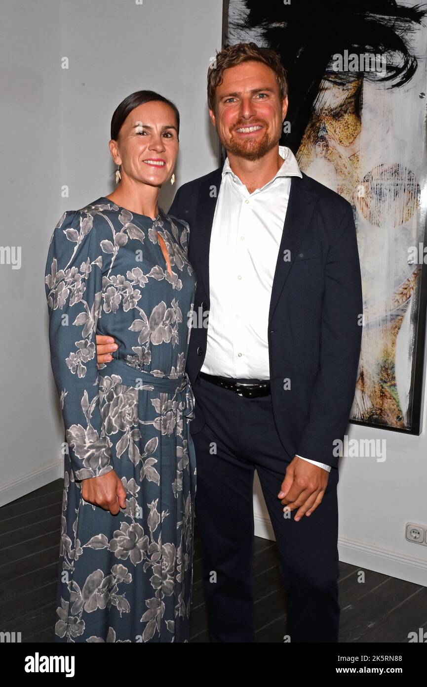 Munich, Germany. 09th Oct, 2022. The actor Leo Reisinger and his wife ...