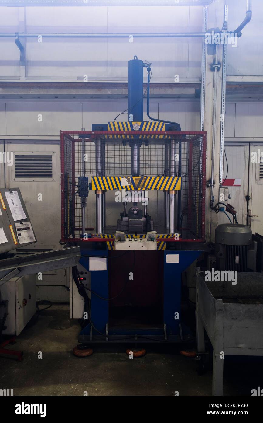 Automation hydraulic press stamping machine production line. Industrial ...