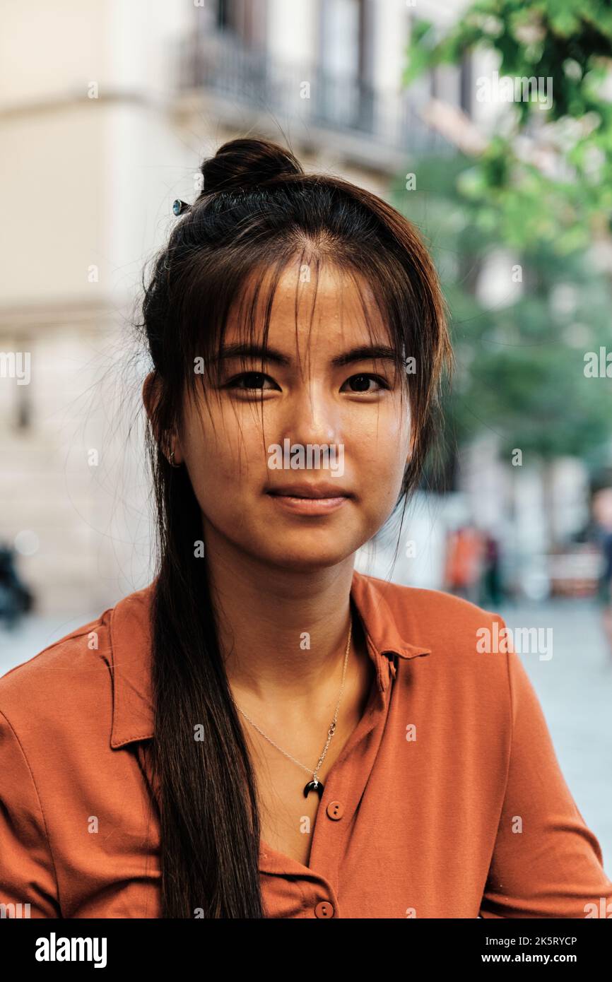 Portrait of a young Asian woman looking at camera Stock Photo - Alamy