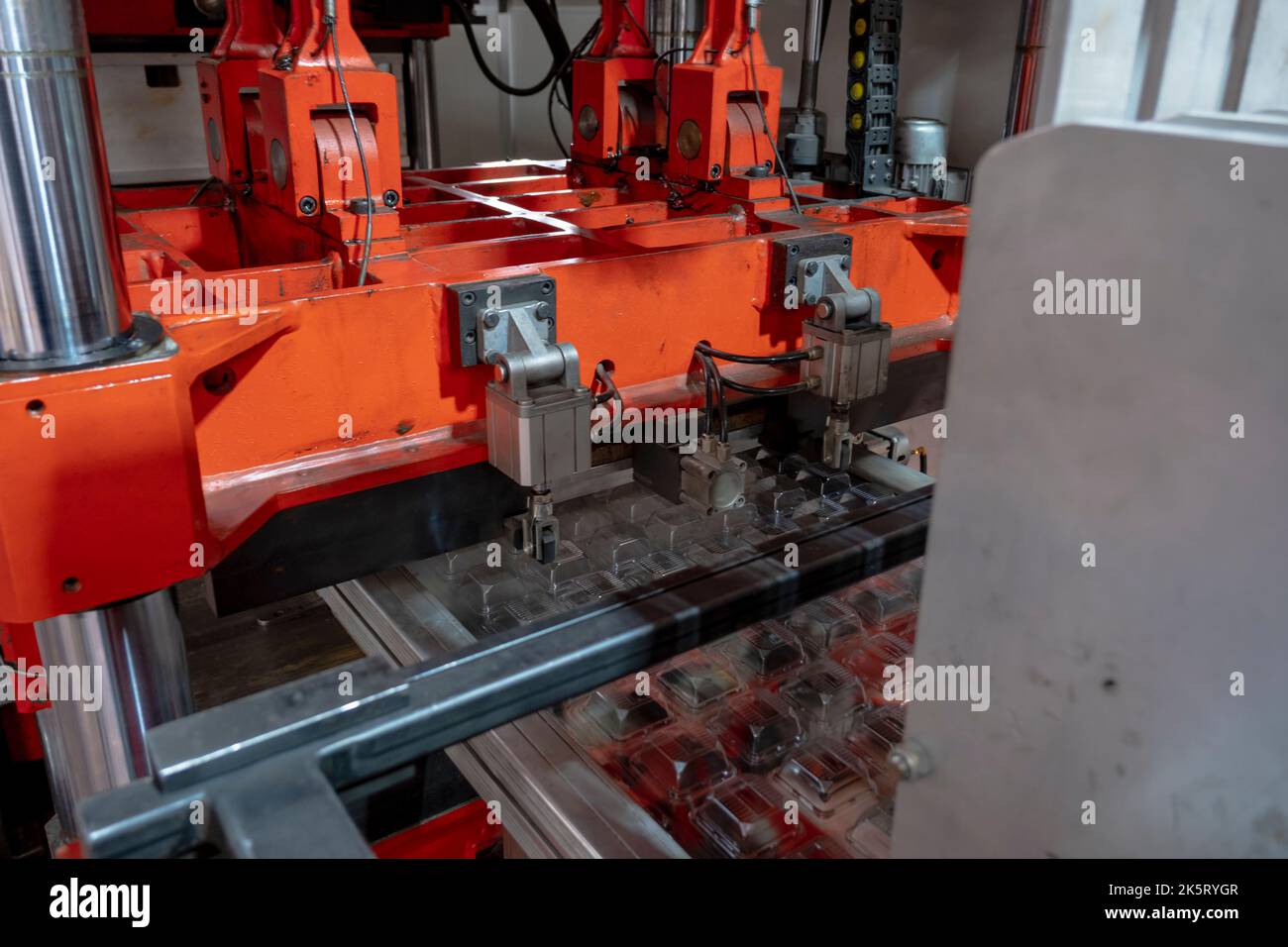 Vacuum thermoforming machine is used in the factory, vacuum ...