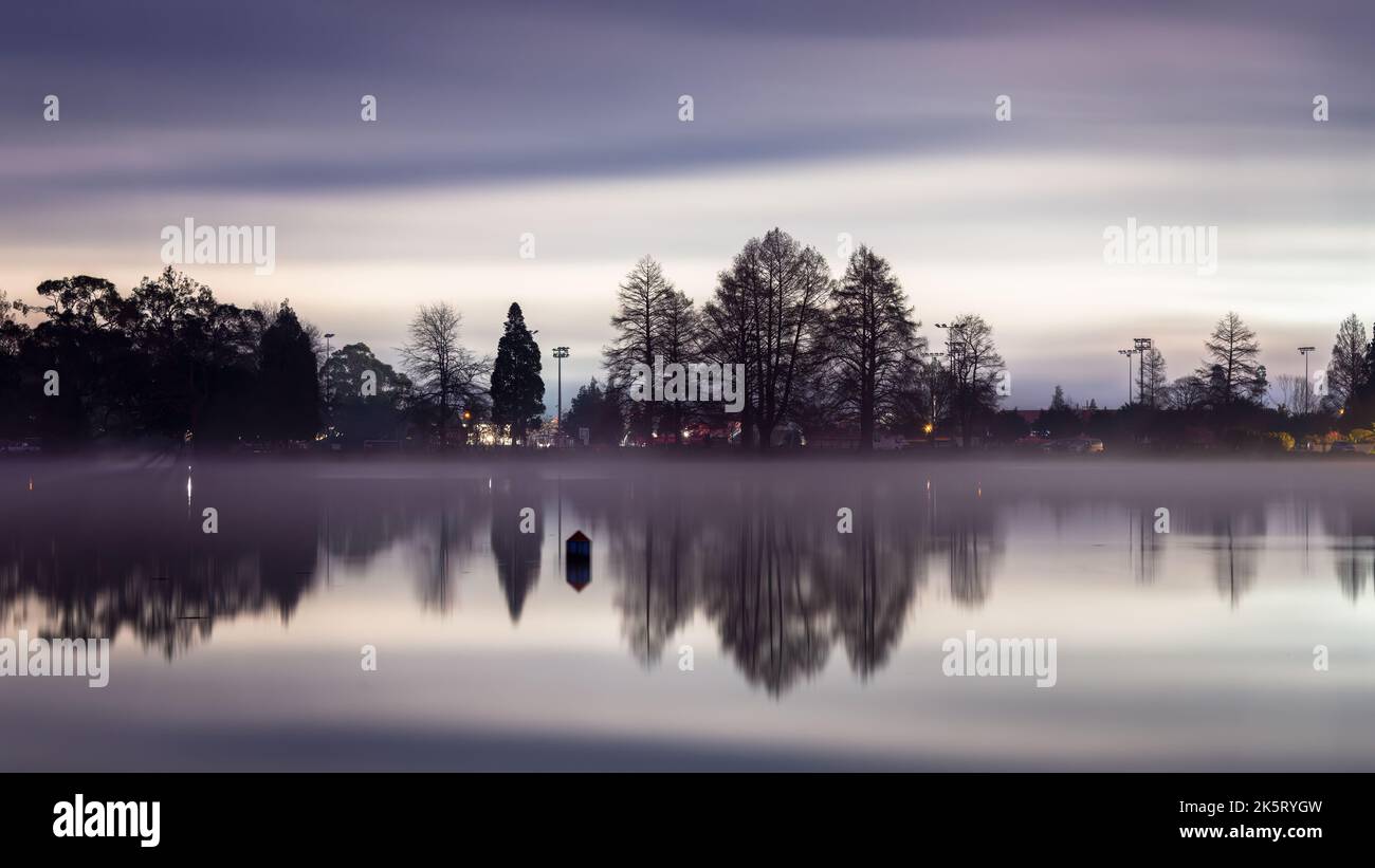 Dawn at Hamilton lake (also known as lake Rotoroa), Hamilton, New ...