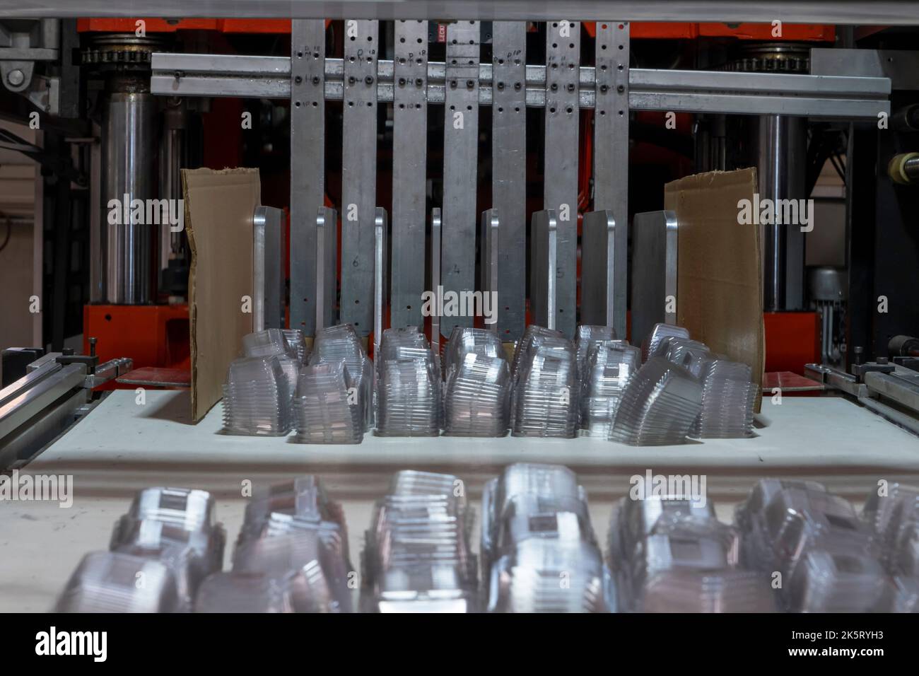 Vacuum thermoforming machine is used in the factory, vacuum ...