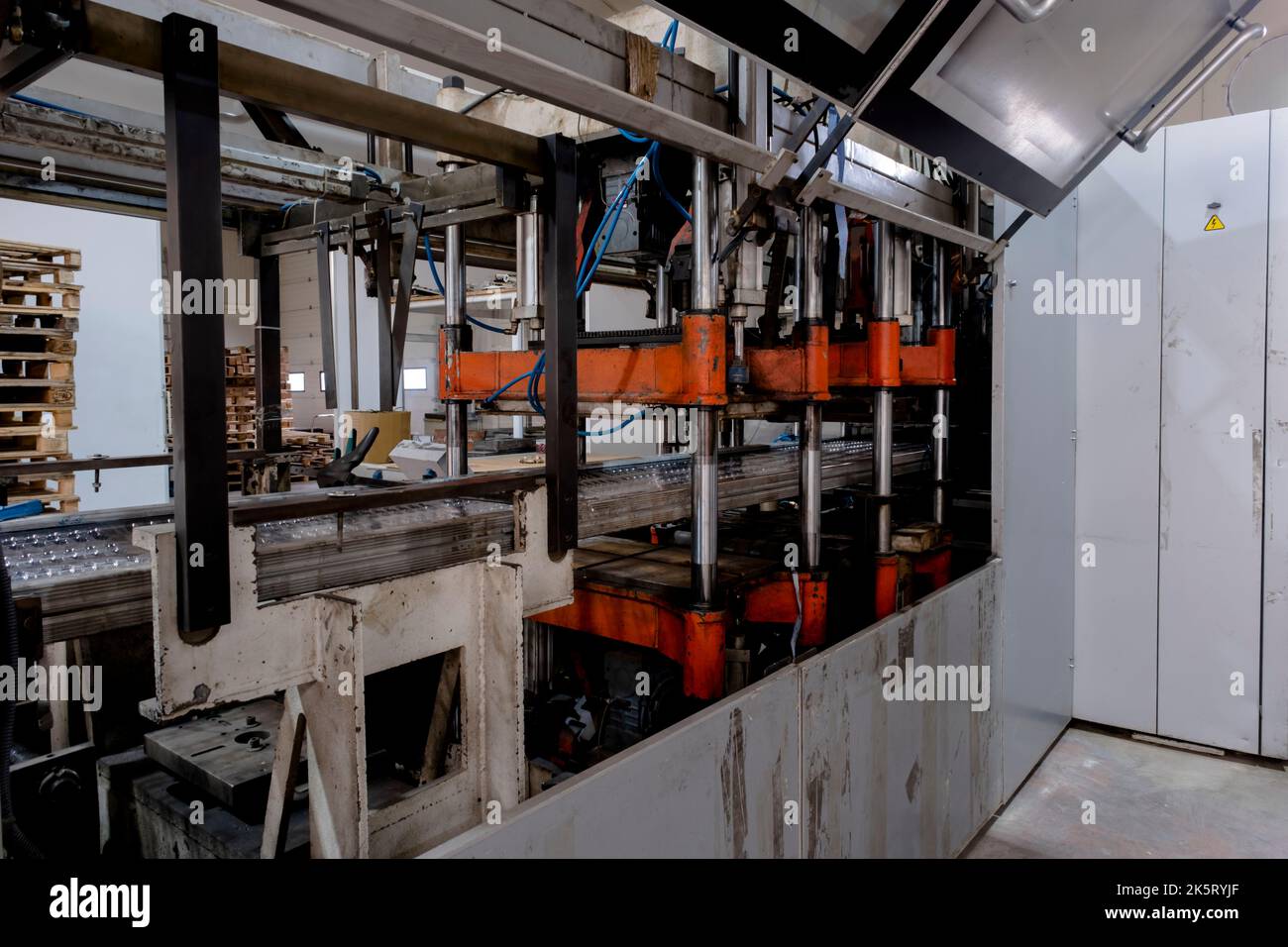 Vacuum thermoforming machine is used in the factory, vacuum ...