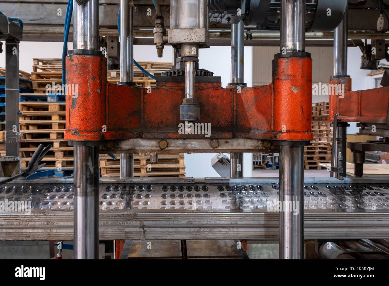 Vacuum thermoforming machine is used in the factory, vacuum ...