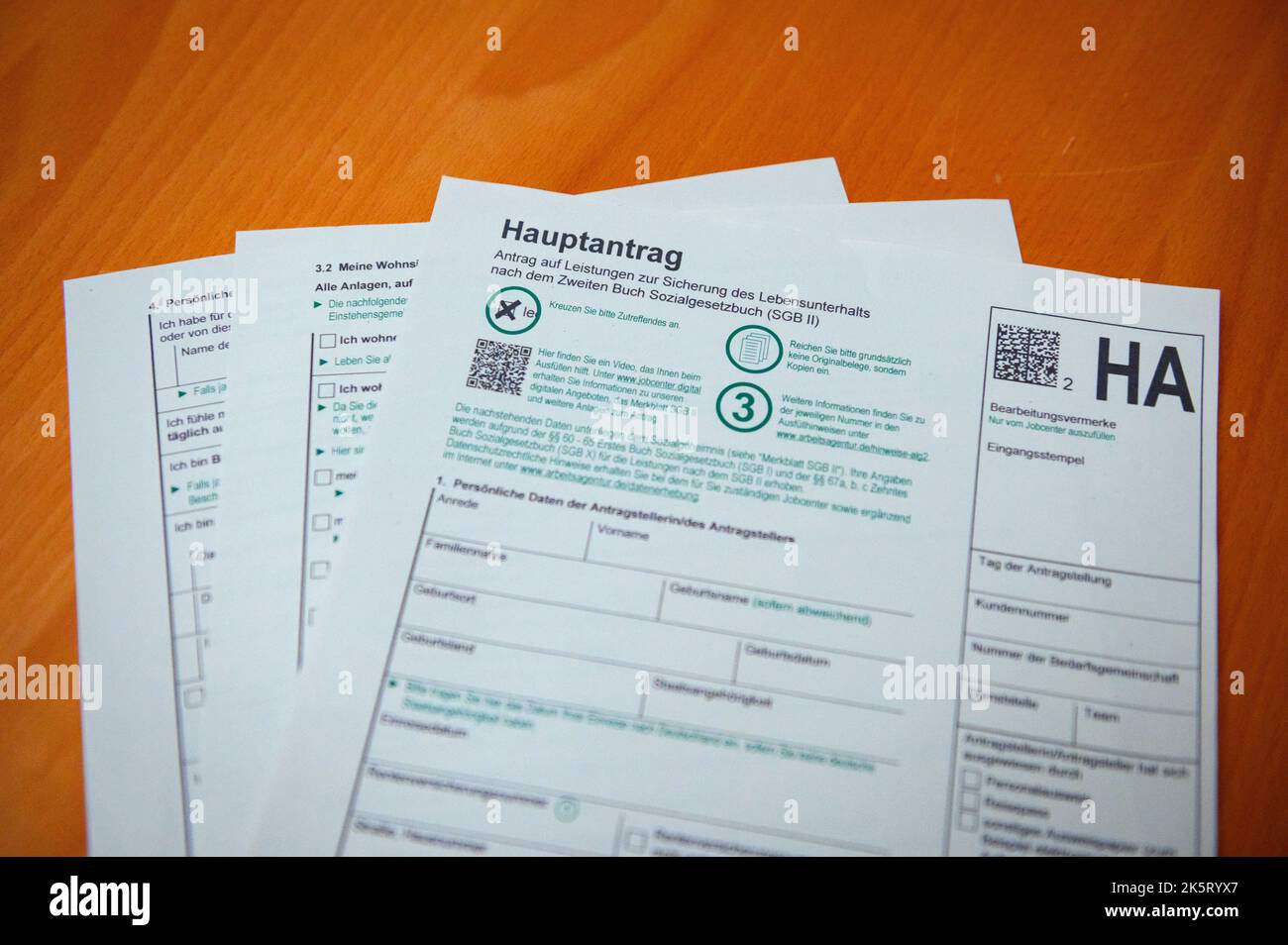 Hamburg, Germany. 27th Sep, 2022. A Hartz IV application is lying on a ...