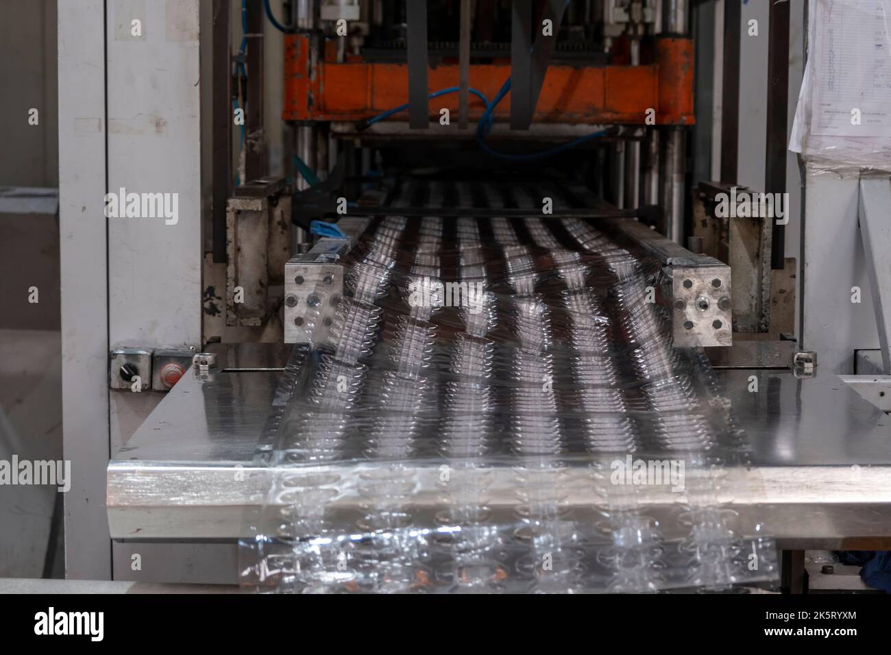 Vacuum thermoforming machine is used in the factory, vacuum ...