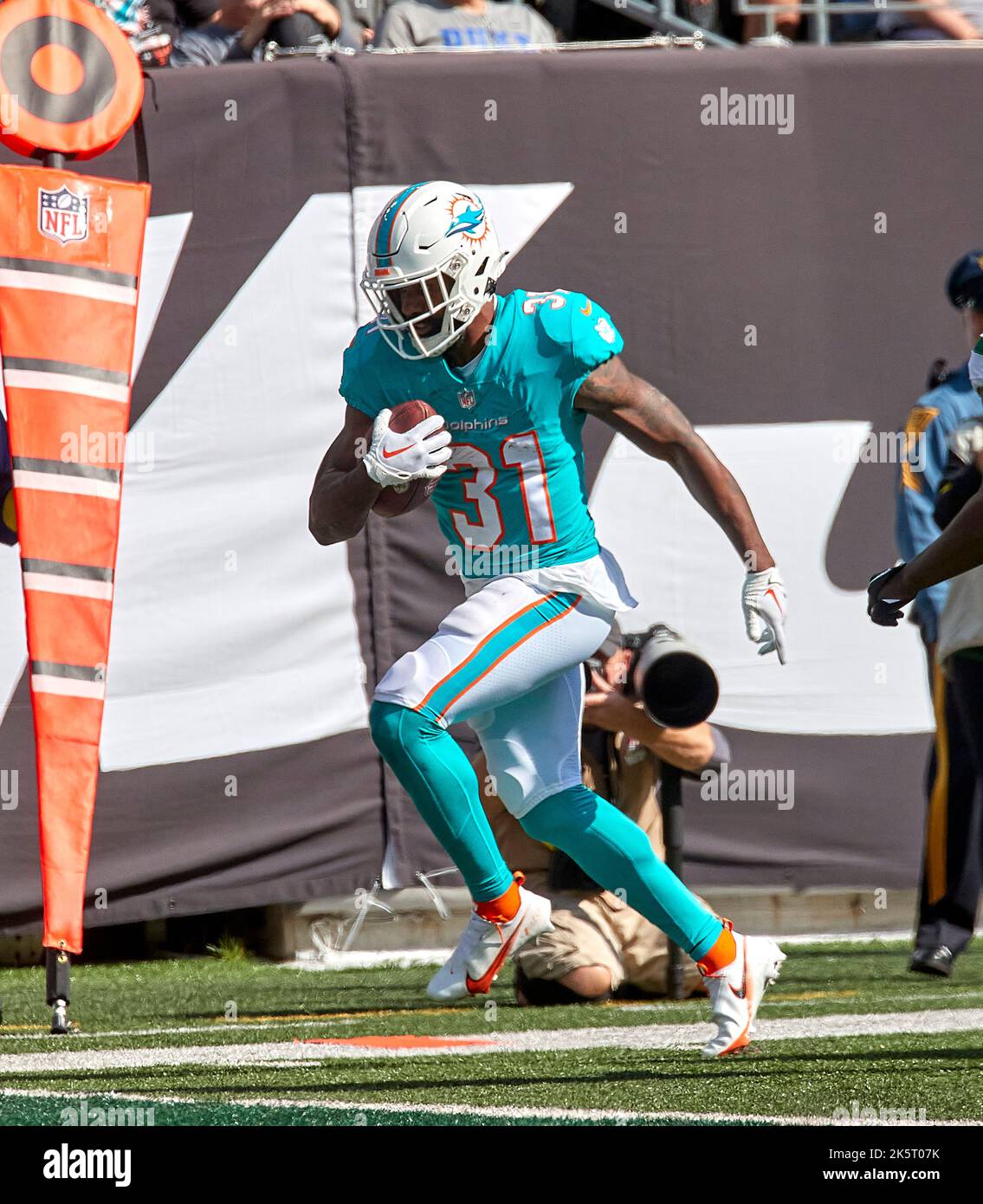 East Rutherford, New Jersey, USA. 9th Oct, 2022. Miami Dolphins running back Raheem Mostert (31 ...