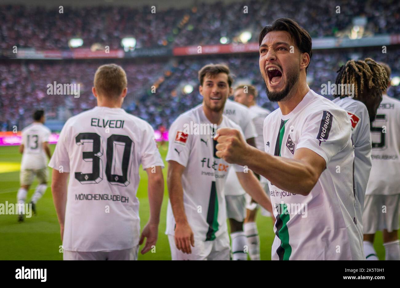 Mönchengladbach, 09.10.2022 Torjubel: Rami Bensebaini (BMG), Marcus ...