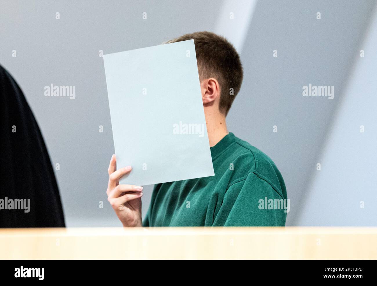 10 October 2022, Schleswig-Holstein, Lübeck: An 18-year-old defendant ...