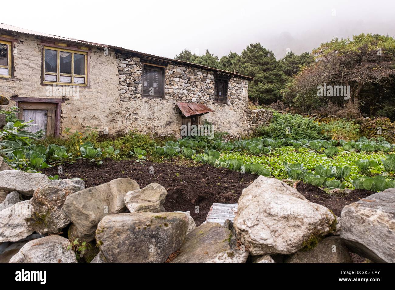 Rundown House on the Everest Way Nepal Stock Photo - Alamy