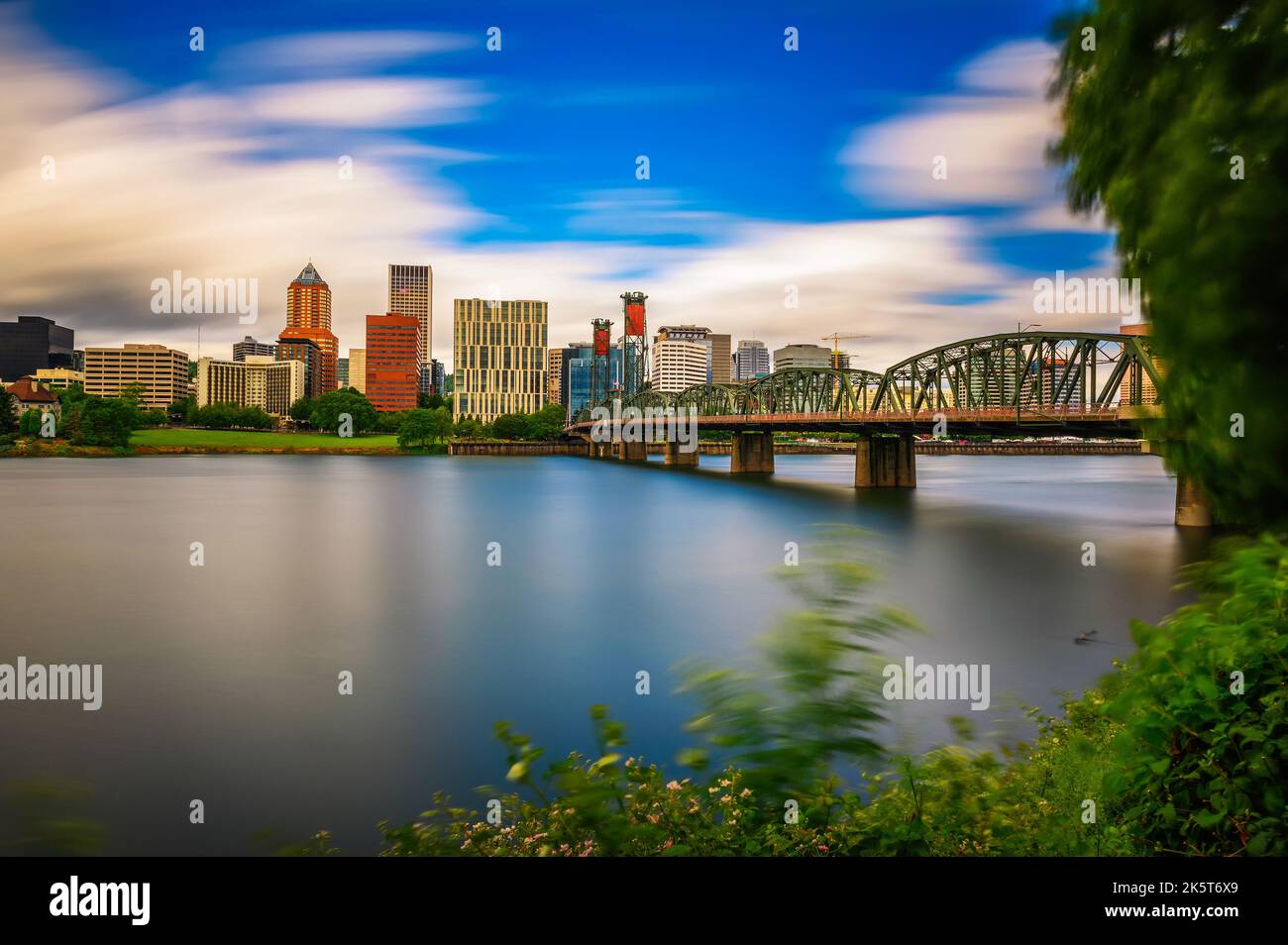Portland downtown, Hawthorne Bridge and the Willamette River in ...