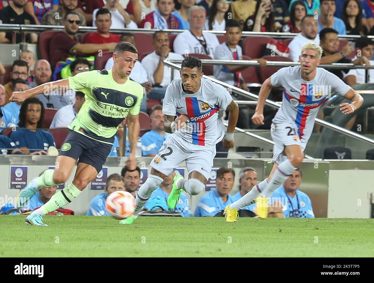 Phil Foden of Manchester City and Raphinha of FC Barcelone during the ...
