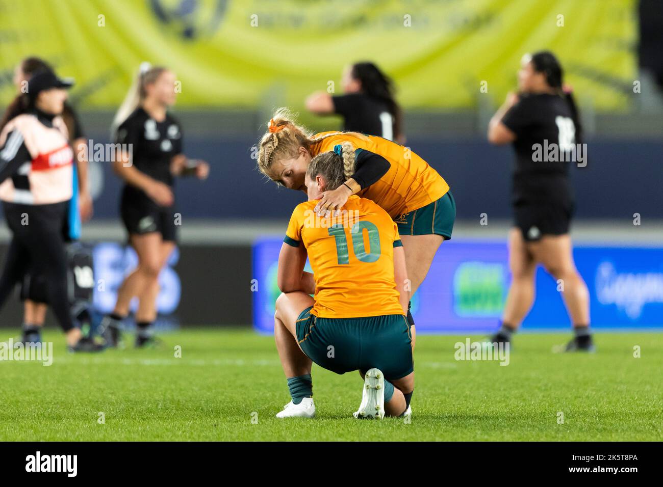 Australia's Georgina Friedrichs consoles Arabella McKenzie after their ...