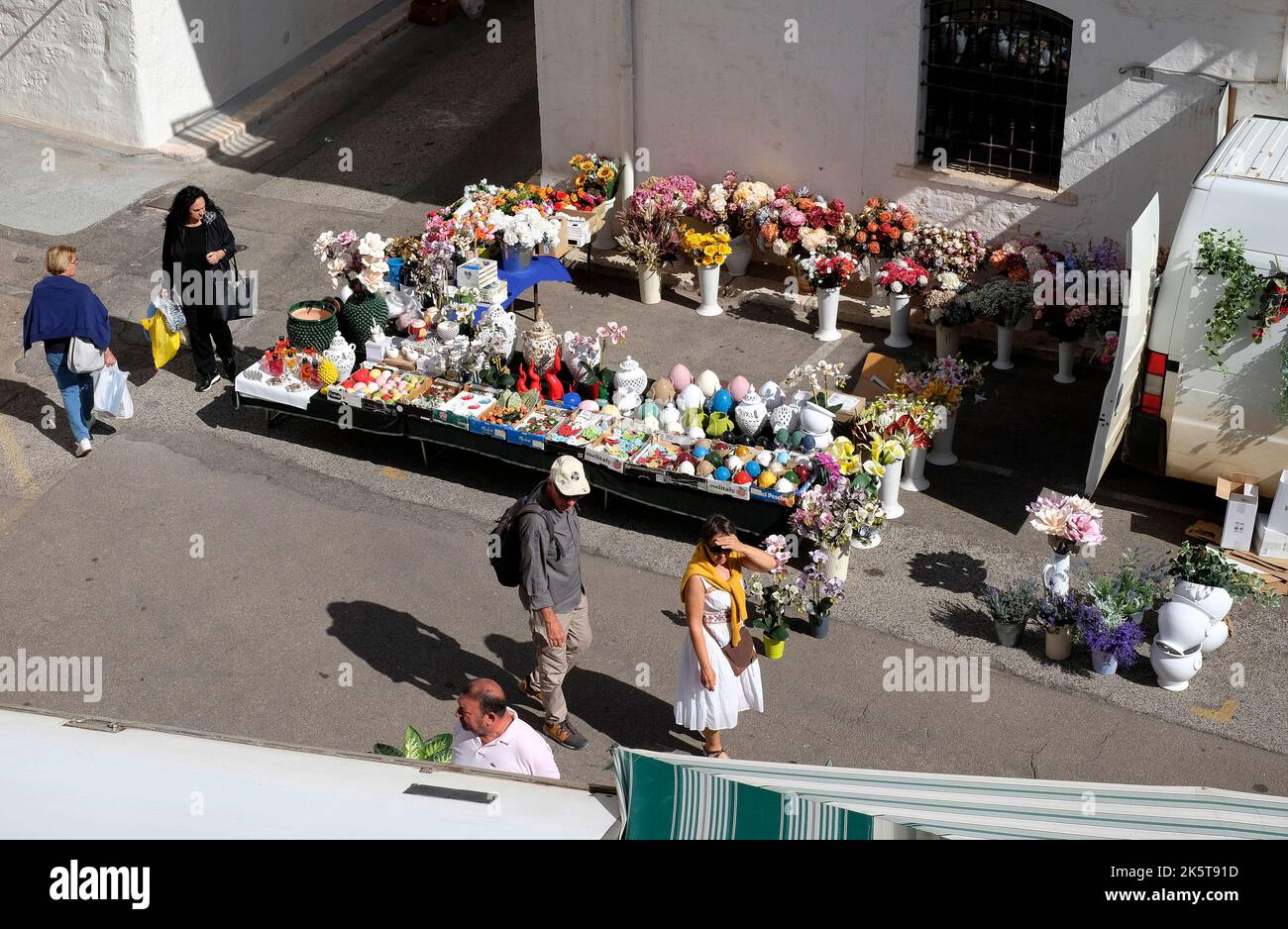 market day in locorotondo, puglia, southern italy Stock Photo - Alamy