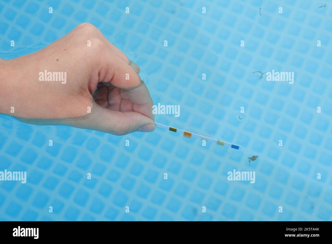 Analysis of the PH and chlorine of the water in a swimming pool in ...