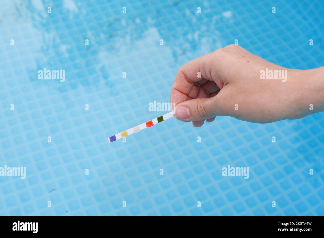 Analysis of the PH and chlorine of the water in a swimming pool in ...