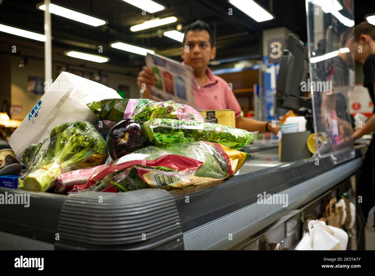 Supermarket cashier 2022 hi-res stock photography and images - Alamy