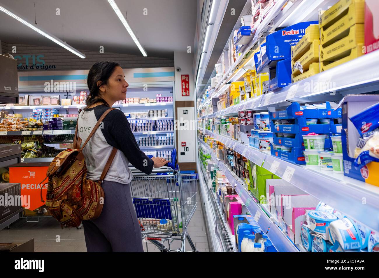 Aldi supermarket shelf hi-res stock photography and images - Alamy