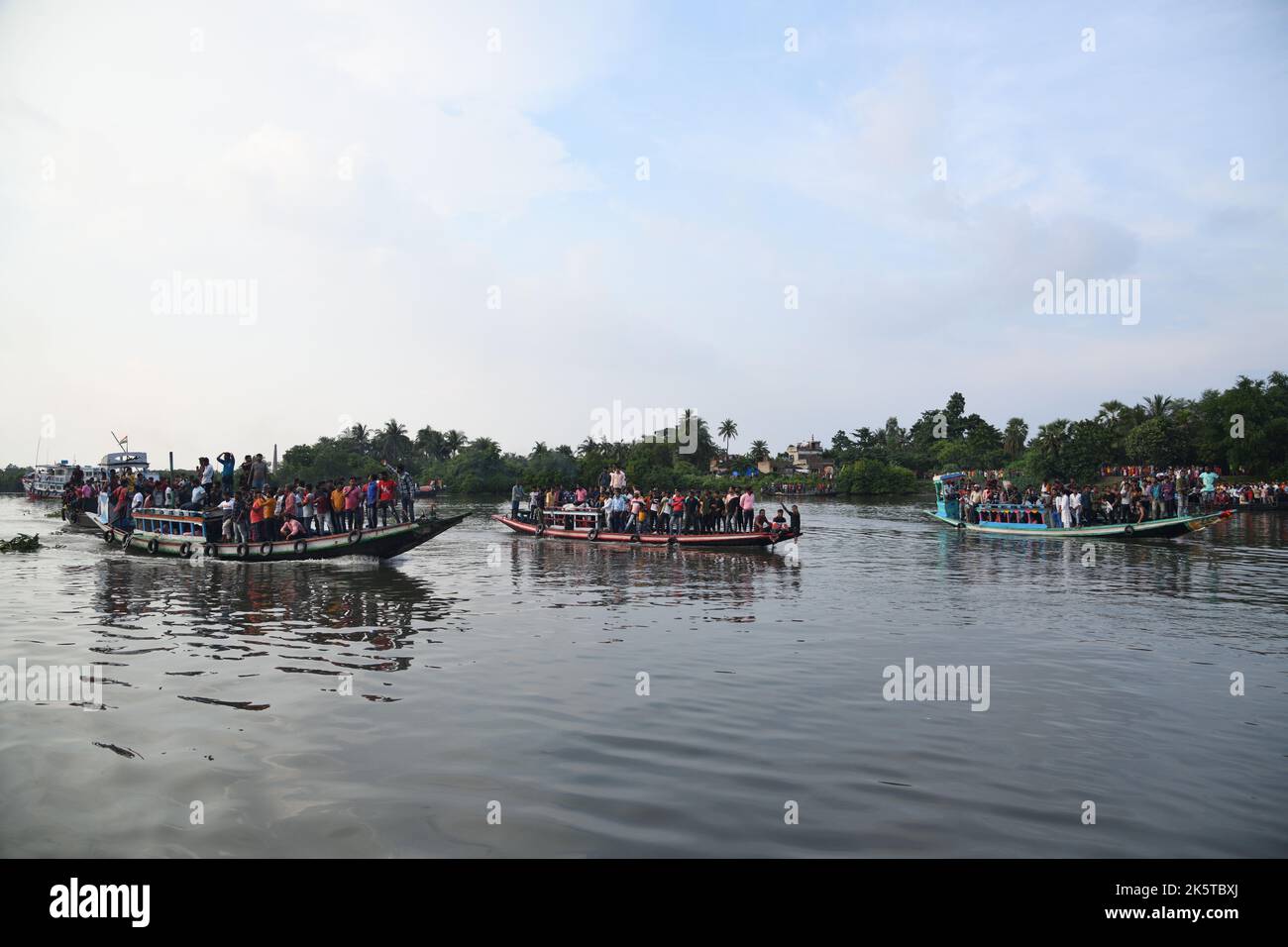 Traditional bengali boat hi-res stock photography and images - Alamy