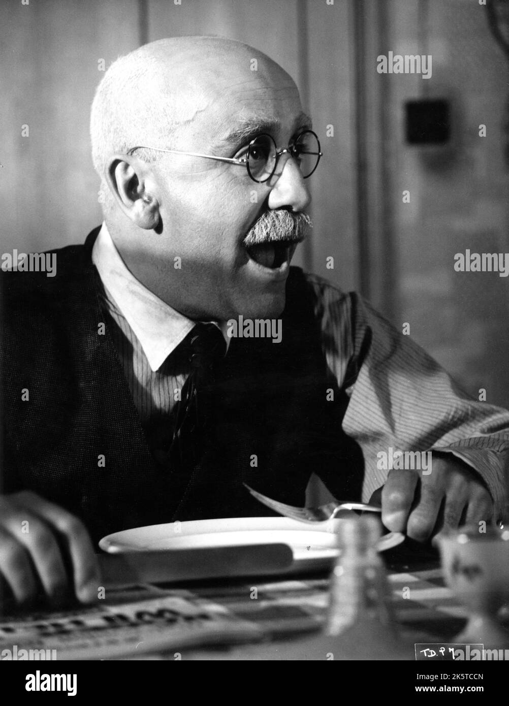 WARREN MITCHELL as Alf Garnett in the film version of TILL DEATH US DO ...