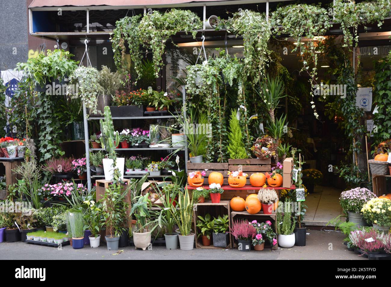 Floral display outside florist shop hi-res stock photography and images ...
