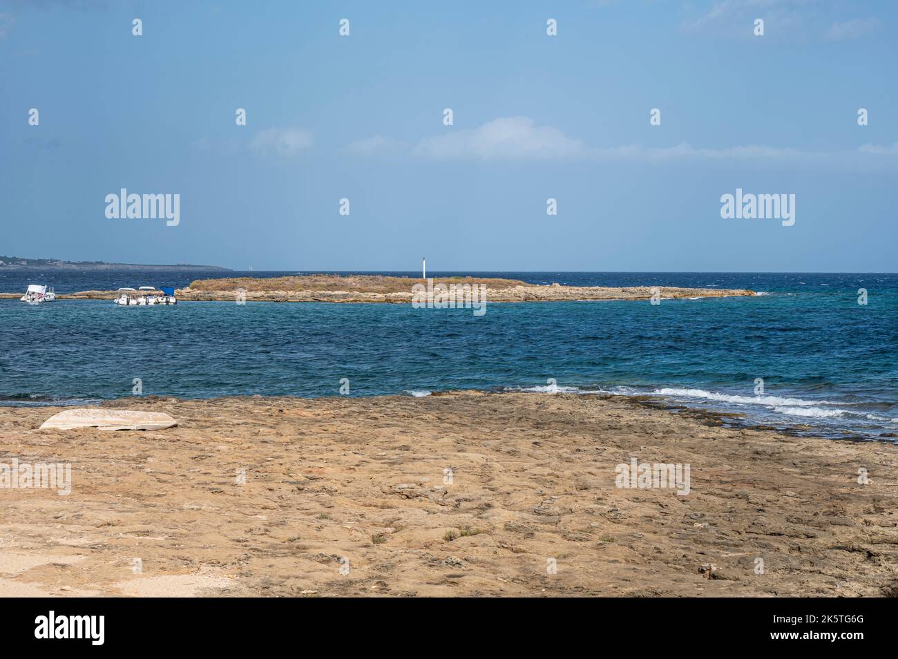 The beautiful Ognina beach in Syracuse with turquoise and green water ...