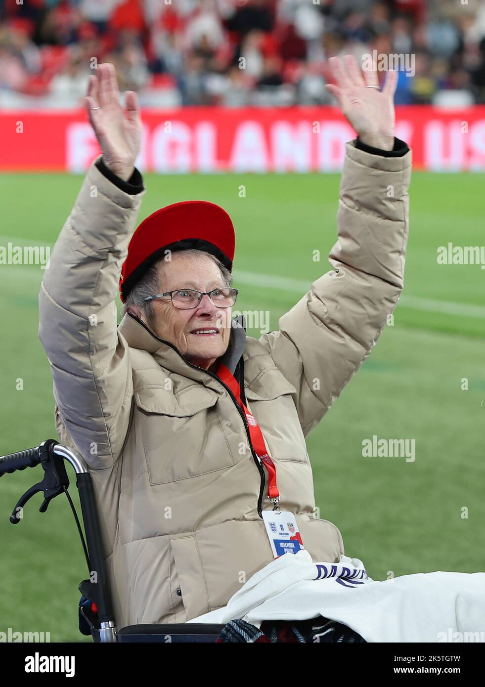 LONDON ENGLAND - OCTOBER 07:Sheila Parker(Clark) (Red Hat) during Women ...