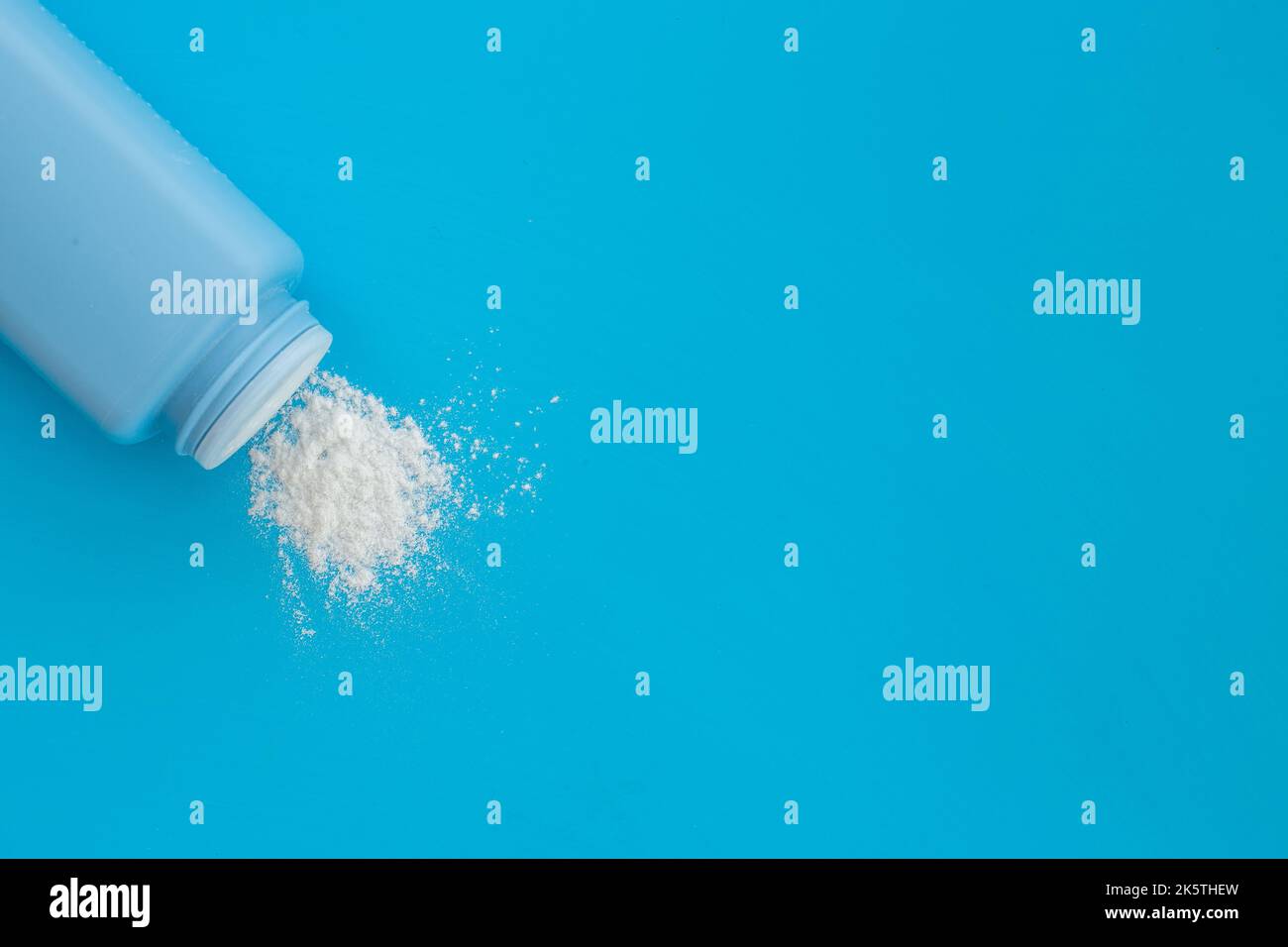 Talcum powder in container. Spilled white powder Stock Photo - Alamy