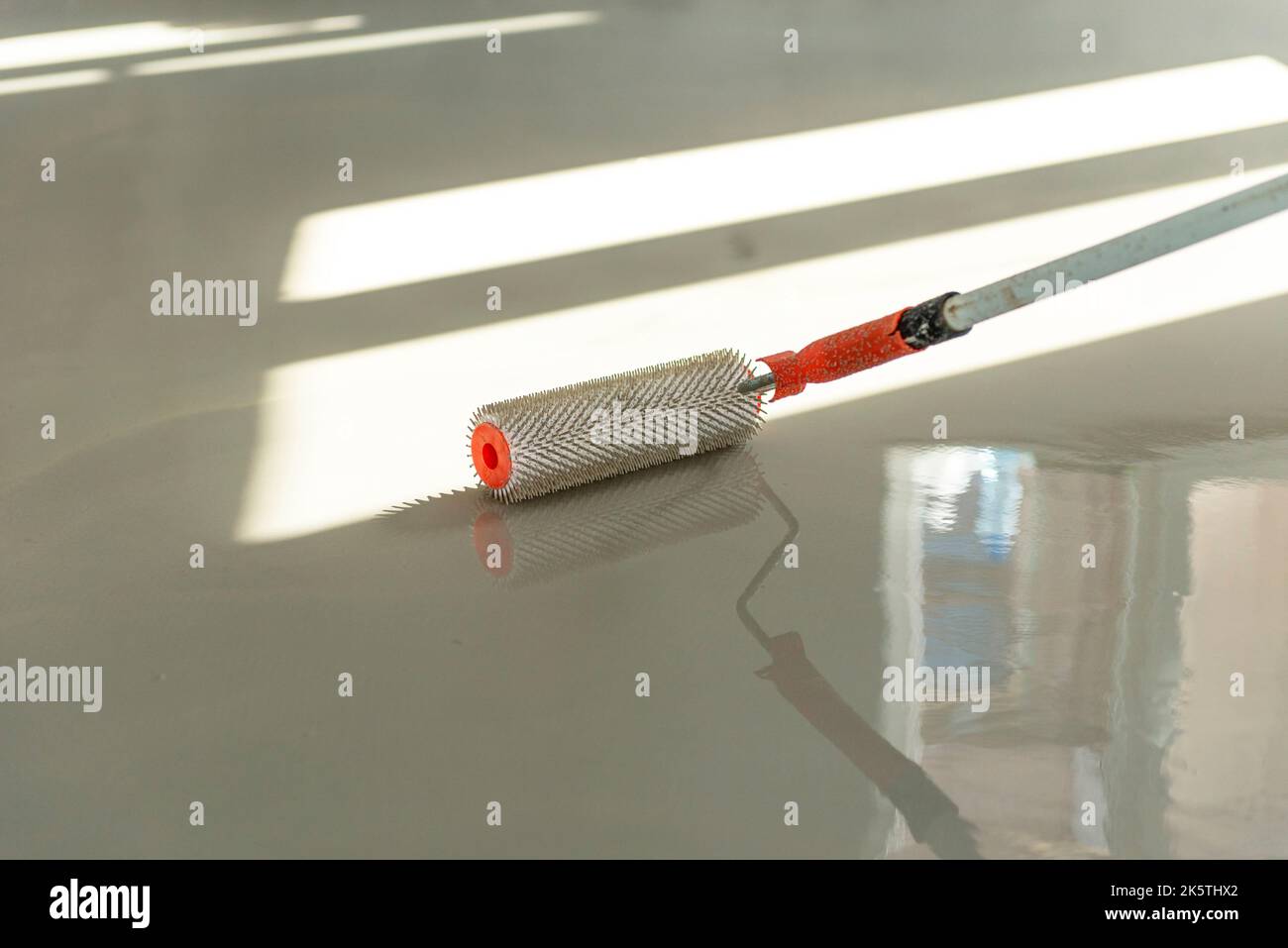 Needle roller for self-leveling floors. Leveling the floors with a ...